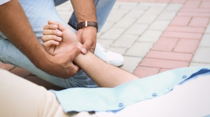 Helping someone who has been stabbed with first aid